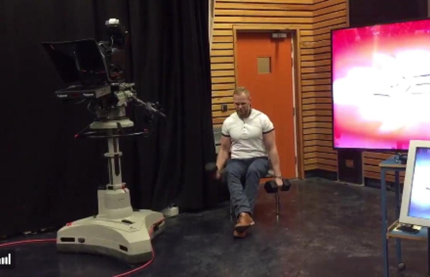 Logi Geirsson reif í lóðin fyrir útsendingu – Sjáðu myndbandið - DV