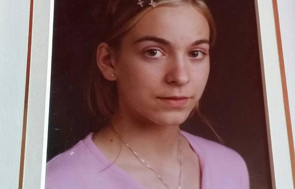 Sema sýnir fermingarmyndina sína til að svara þeim sem staðhæfa að hún ...