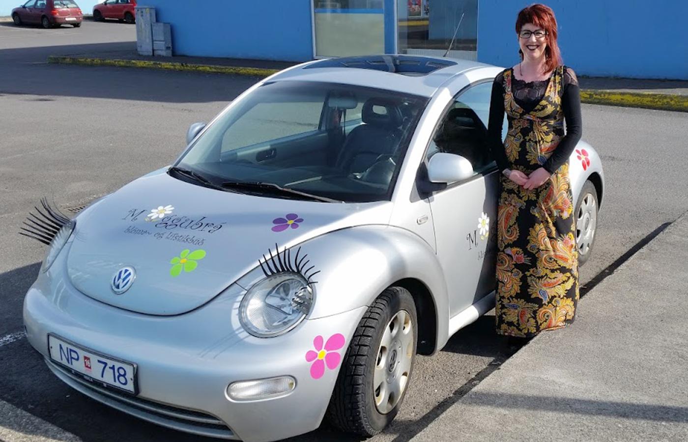 Sendist um á skvísubíl - DV