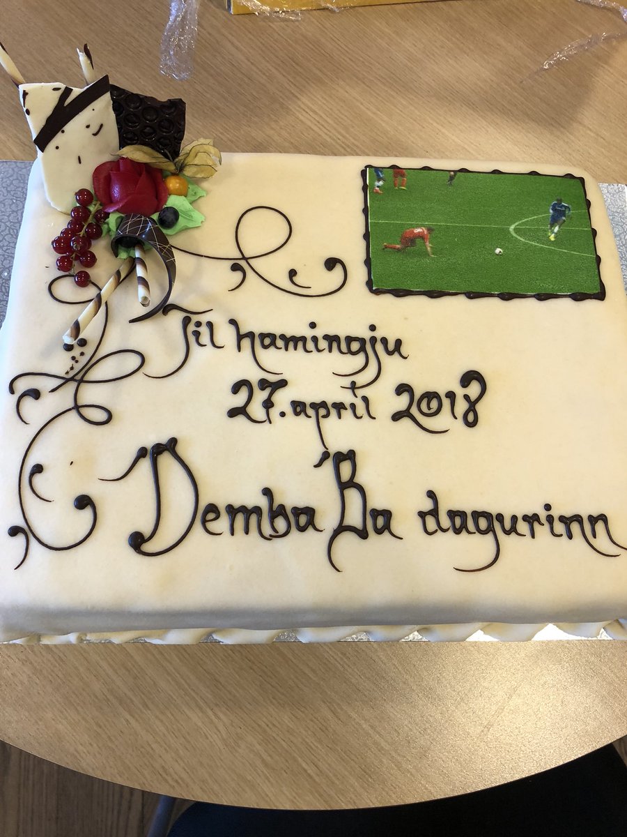 Íslendingur mætti með Demba Ba köku í tilefni dagsins - Fjögur ár frá ...