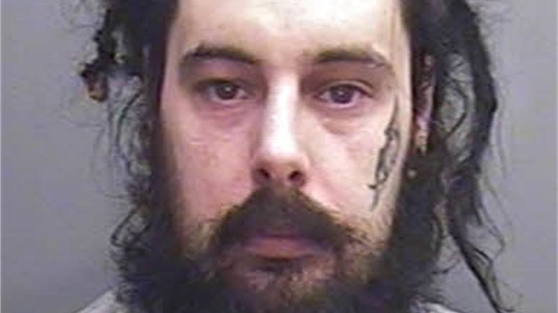 Dæmdur í lífstíðarfangelsi fyrir að myrða unnustu sína og hluta líkið í ...