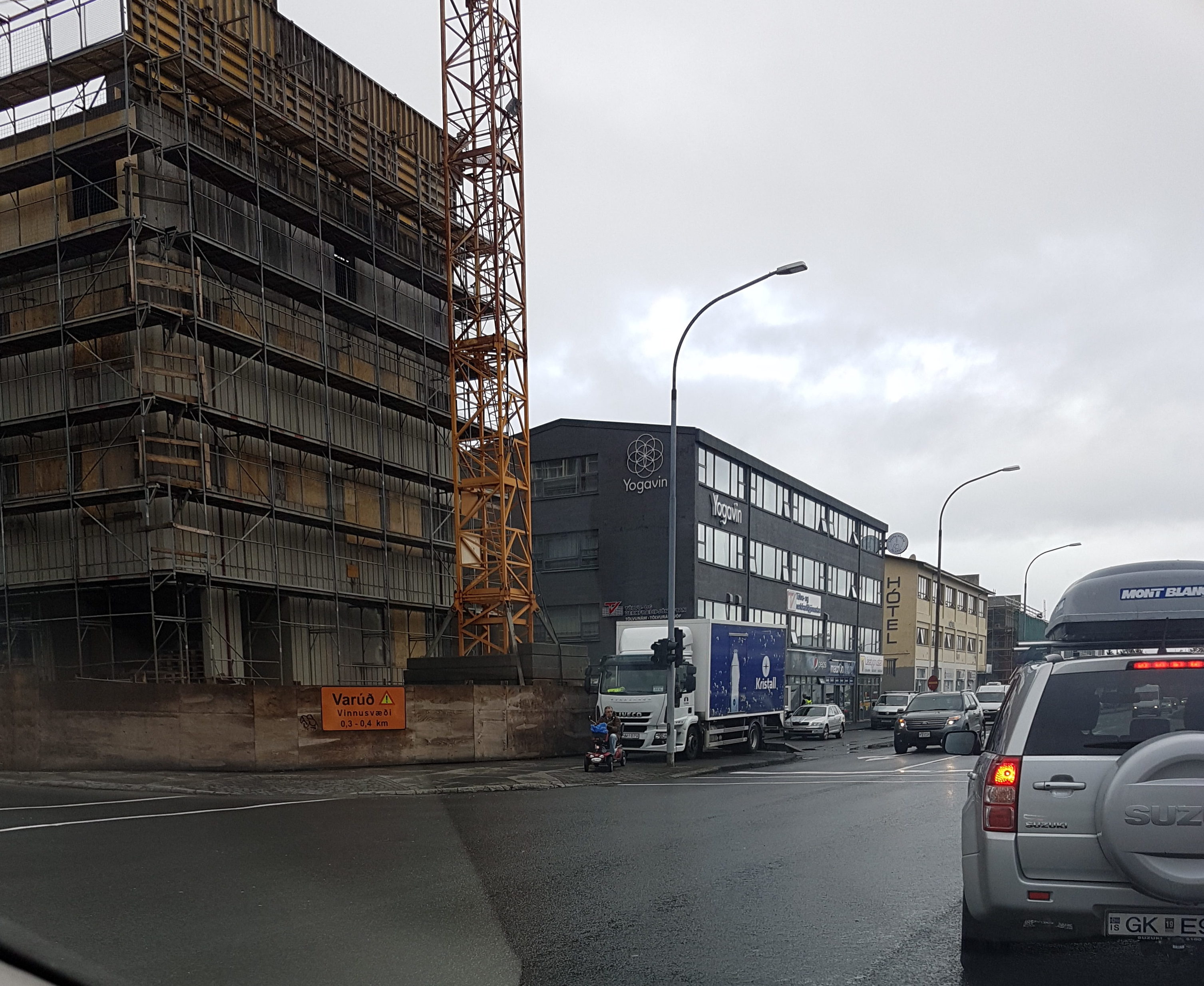 Mynd dagsins: Sendibíll hindrar leið fatlaðs manns - DV