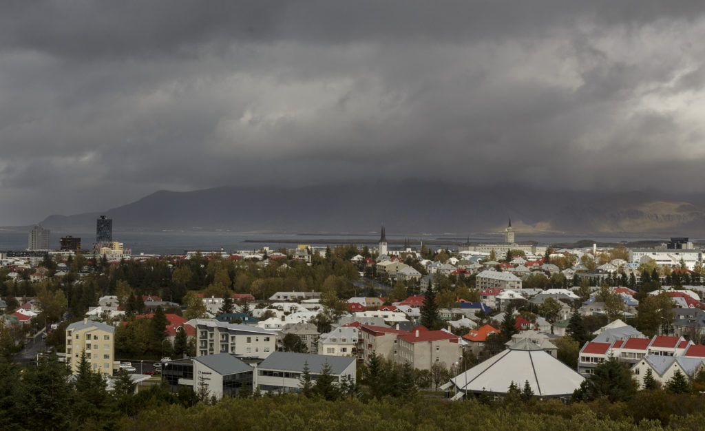 Handtekinn fyrir að áreita vegfarendur í 105 Reykjavík - DV