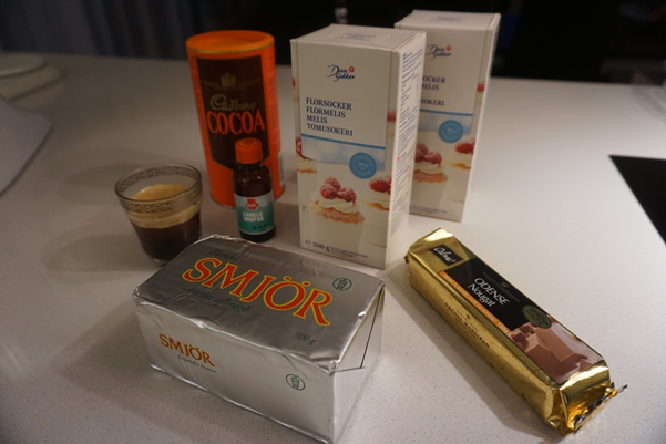 Haustleg súkkulaðikaka með mokka-núggat smjörkremi - DV