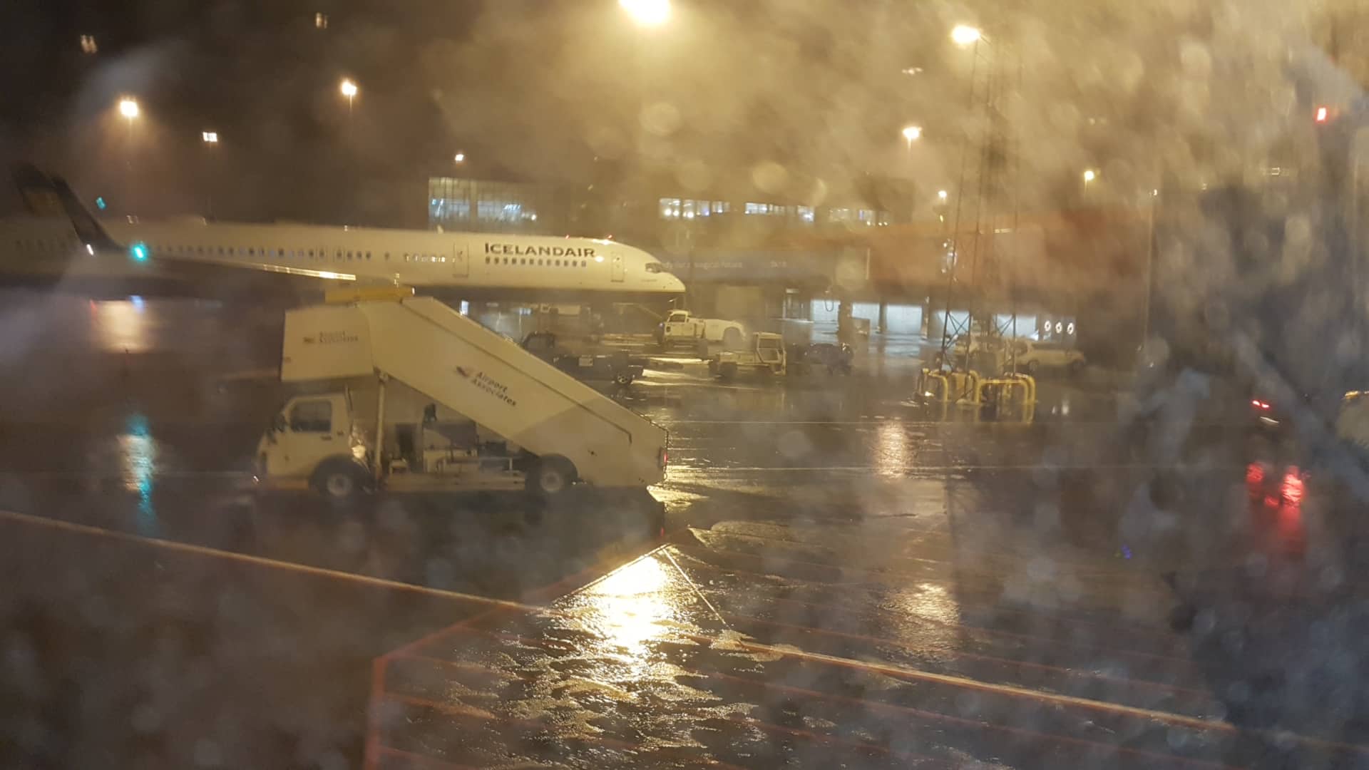 Mikil röskun á flugi í Keflavík – Farþegar komast hvorki út í vél eða ...