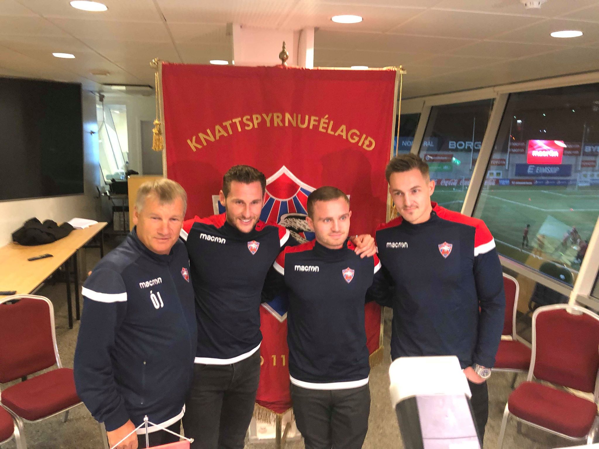 Valur mun rifta samningi við Emil Lyng - DV