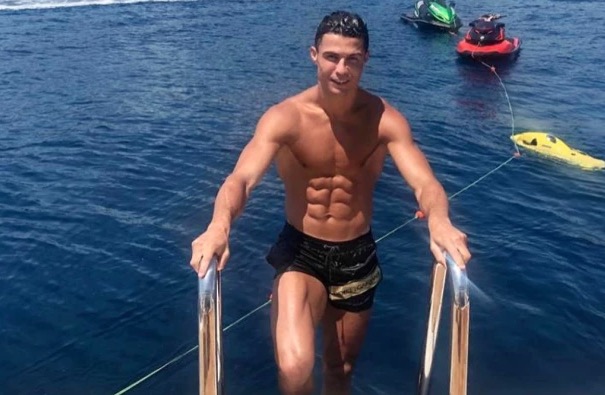 Ronaldo skildi eftir tæpar 3 milljónir í þjórfé í Grikklandi - DV Ronaldo skildi eftir tæpar 3 milljónir í þjórfé í Grikklandi - DV