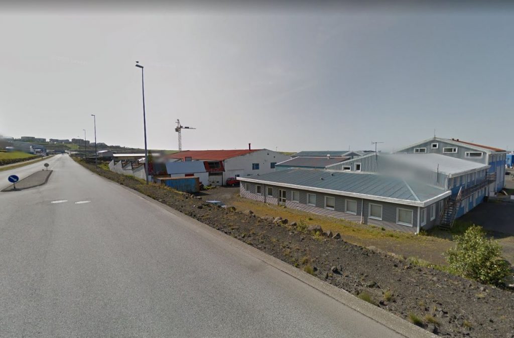 Spítt og sterar í kílóavís á Hvaleyrarbraut í Hafnarfirði - DV