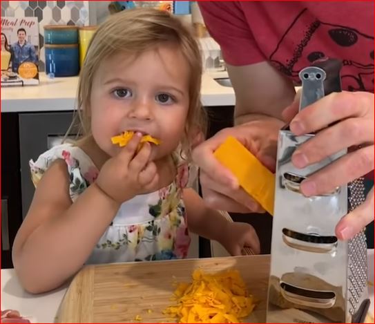 Tveggja ára aðstoðarkokkurinn slær í gegn - Sjáðu hana smakka það sem ...