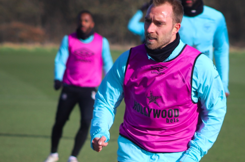 Falleg sjón á æfingasvæði Brentford í dag - Eriksen mættur til starfa - DV