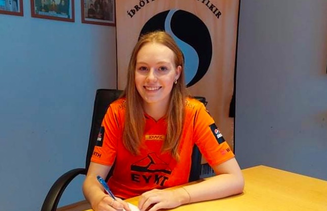 Klara Mist Karlsdóttir skrifar undir lánssamning við Fylki - DV