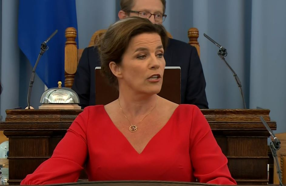 Helga Vala dregur Bjarna Ben til ábyrgðar vegna stöðunnar í ...