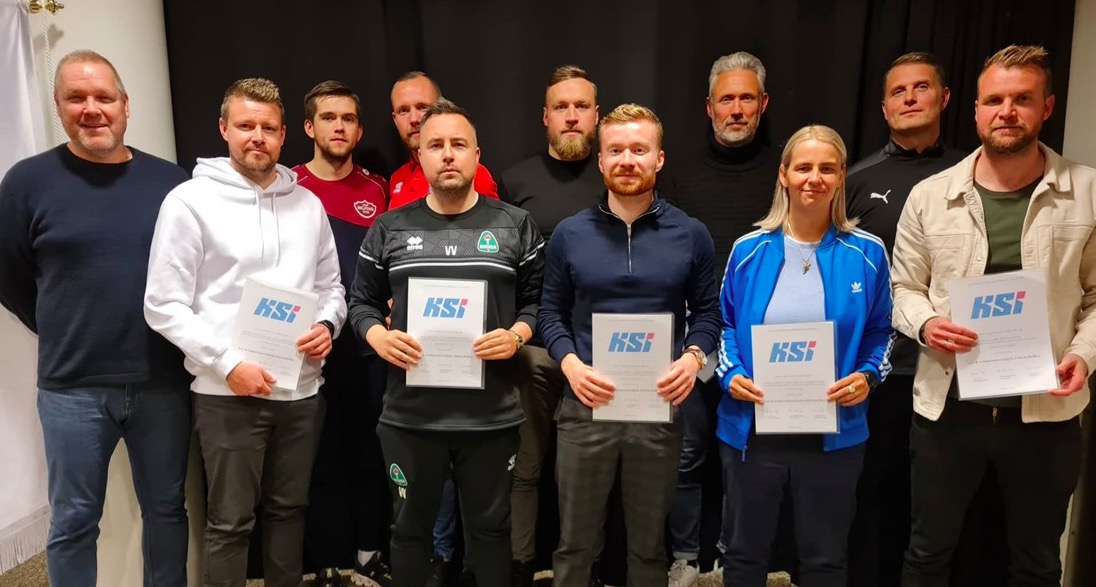 Ingvar Jónsson í hópi þeirra sem útskrifuðust af námskeiðinu - DV