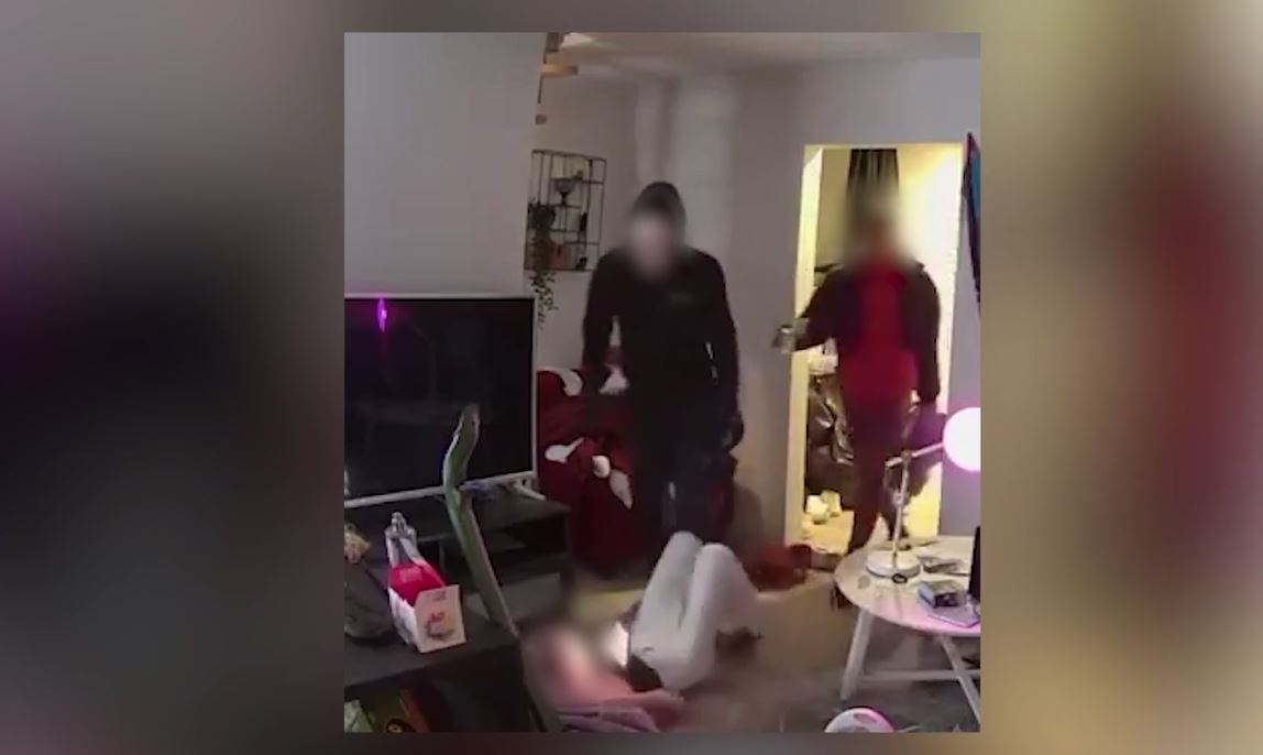 Gabríel Aron sakfelldur fyrir húsbrot og líkamsárás - Árásin náðist á eftirlitsmyndavél - DV