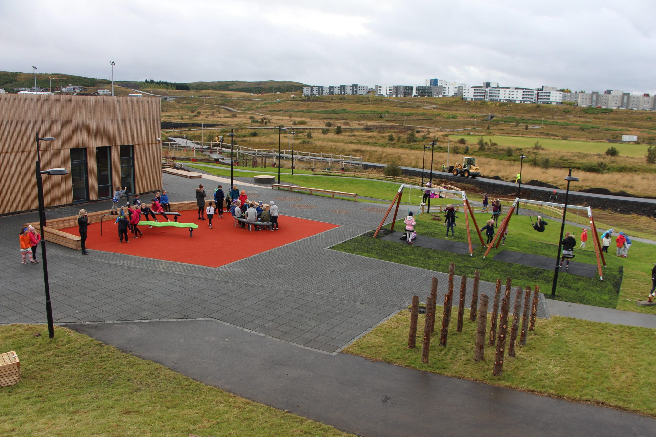 Réðst á fyrrverandi konu sína með öxi fyrir framan Dalskóla - Börn urðu ...