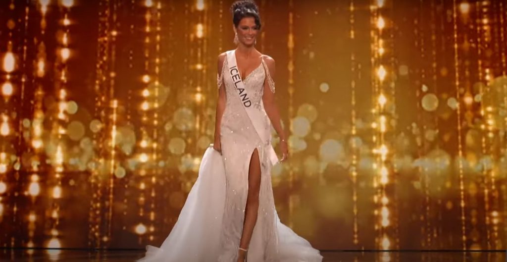 Sjáðu Hrafnhildi geisla á sviði Miss Universe - DV