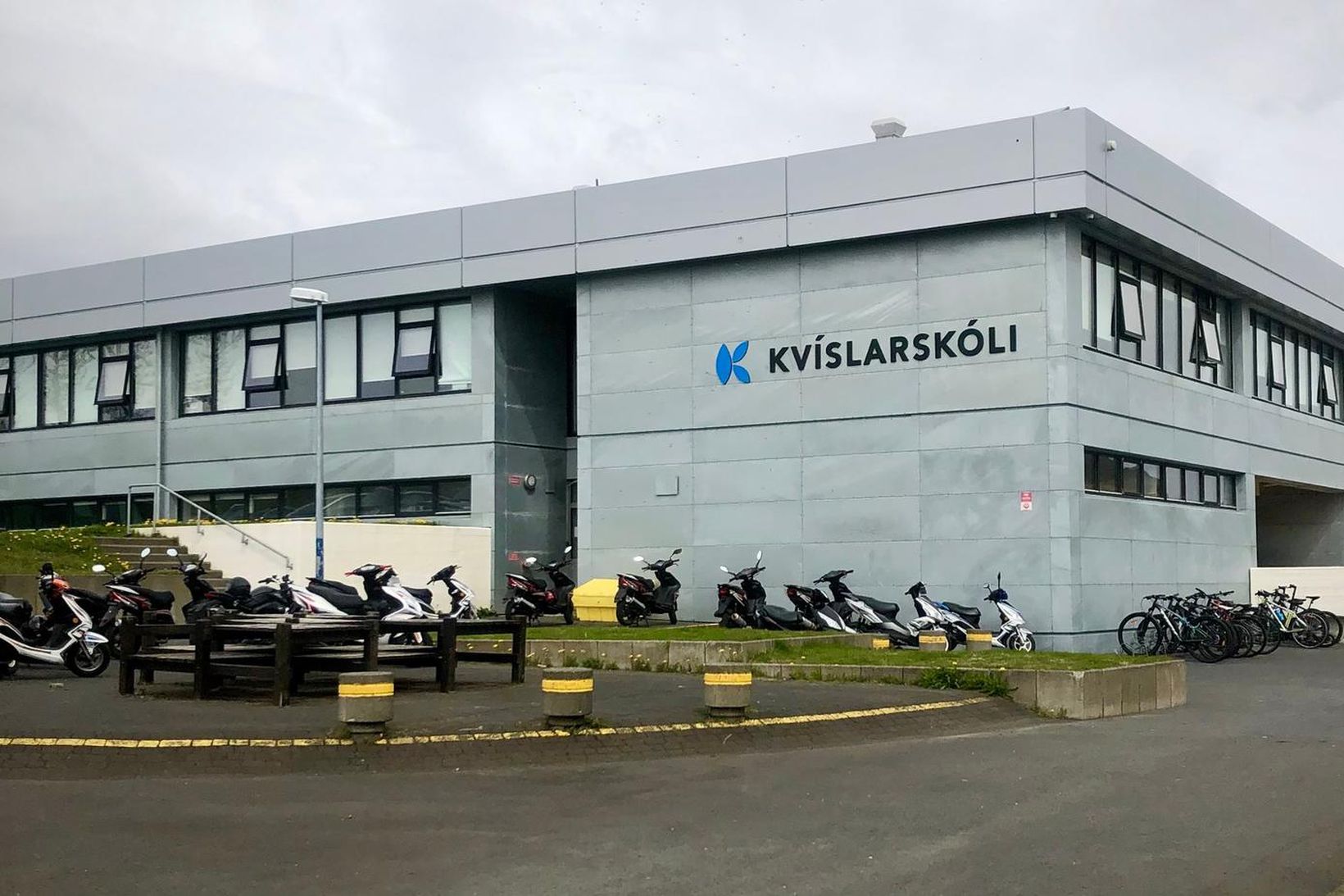 Umdeildur kennari við Kvíslarskóla aftur til starfa eftir að hafa verið ...