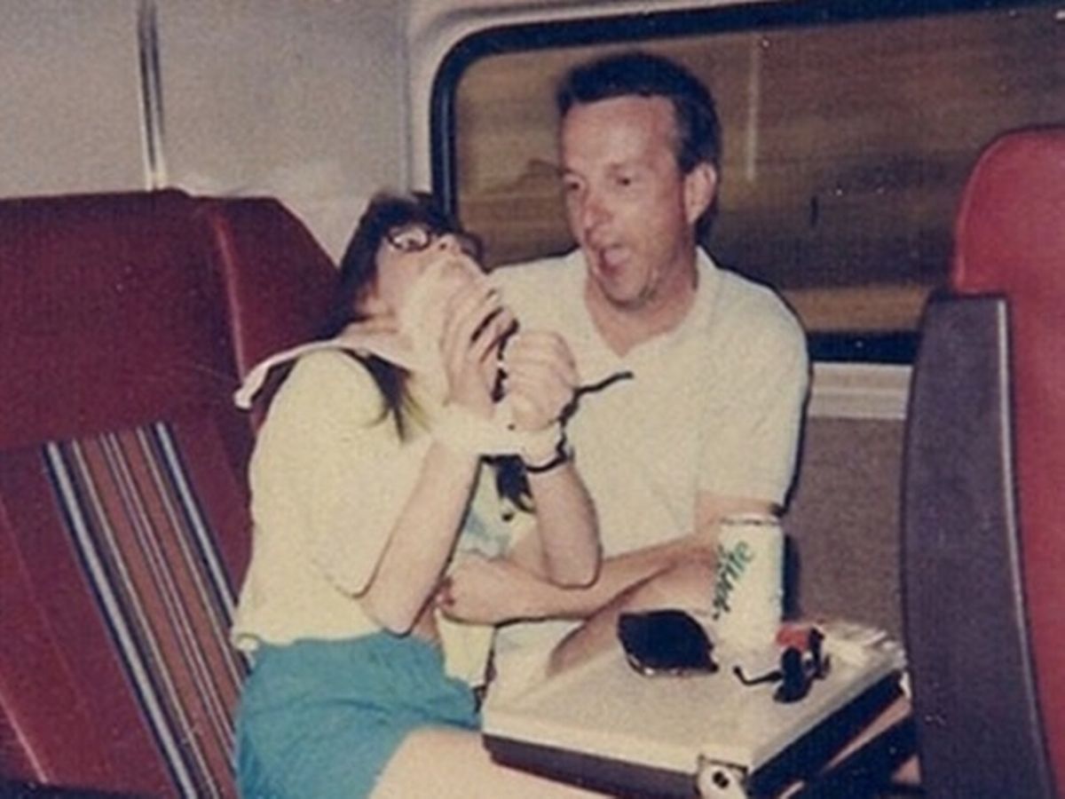 Bundnu ungmennin með skelfingarsvipinn í sendibílnum - Hver voru þau og hvað varð um þau? - DV