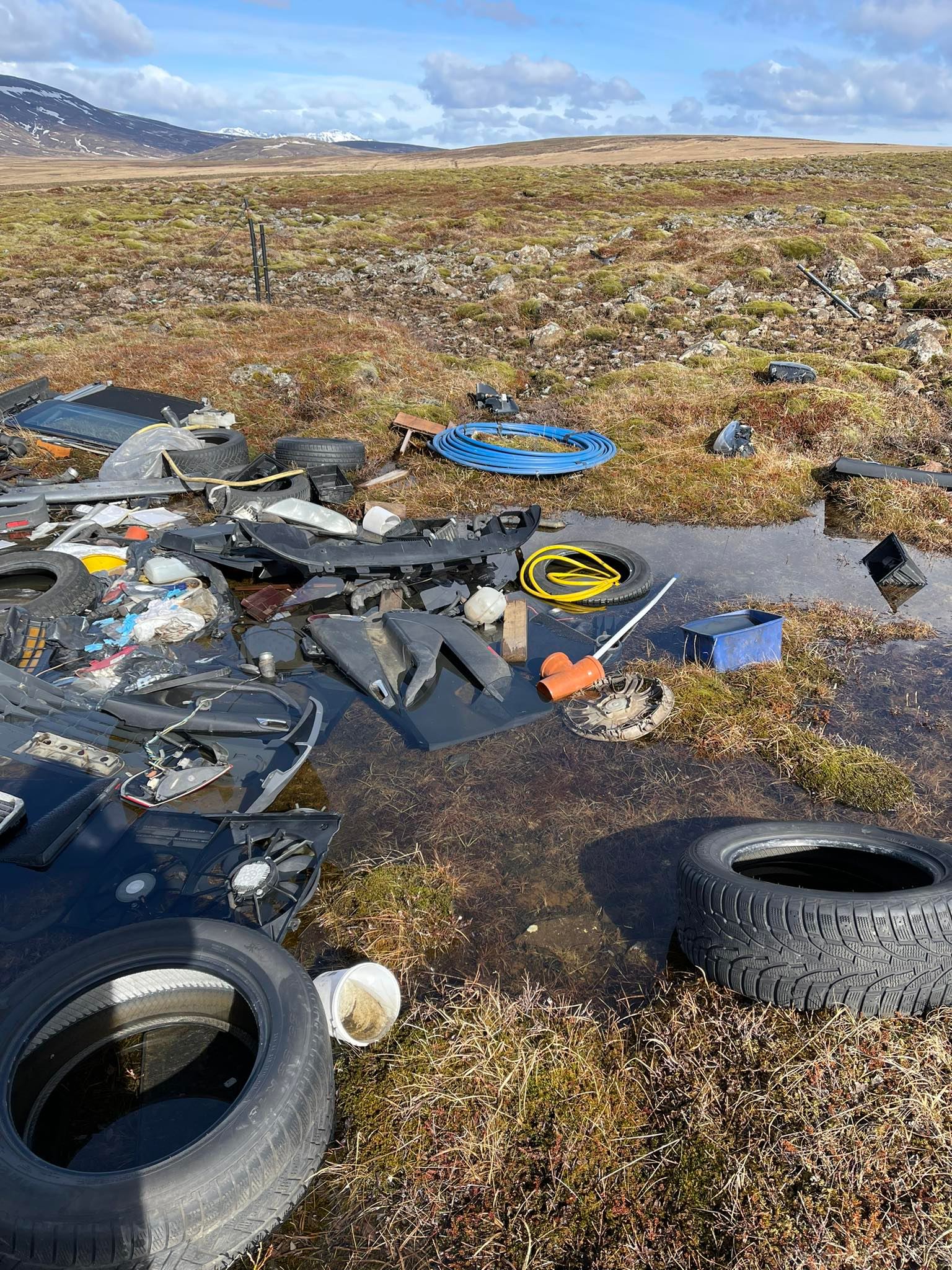 Skelfileg umgengni í Mosfellsdal – Brotajárn, bíldekk og slöngur á víð ...