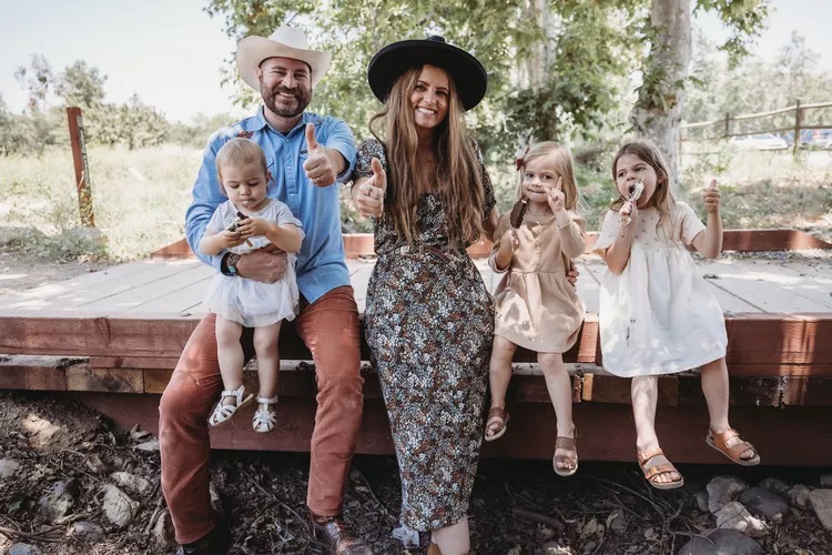 Hjón með þrjár ungar dætur fengu krabbameinsgreiningu með ...