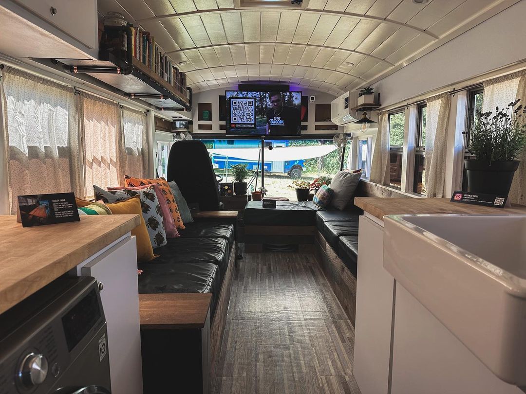 Sjö manna fjölskylda býr í skólabíl - Búa þröngt en segja heimilið ...