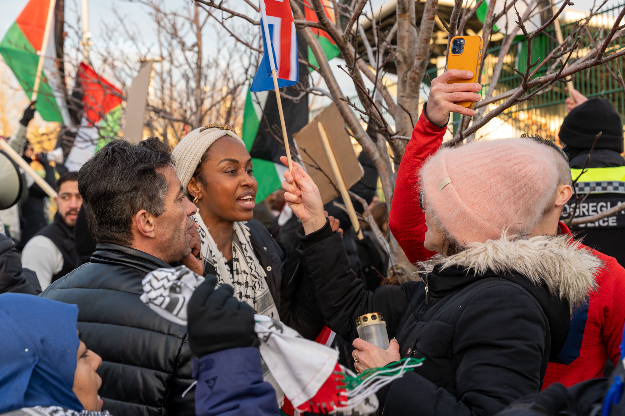 Sjáðu myndirnar: Fjöldi mótmælenda og mikill lögregluviðbúnaður í ...