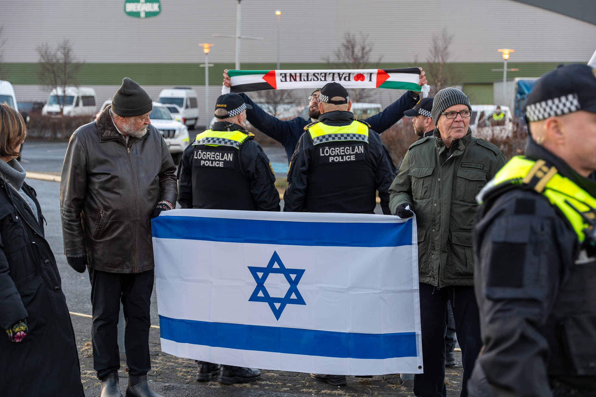 Sjáðu myndirnar: Fjöldi mótmælenda og mikill lögregluviðbúnaður í ...