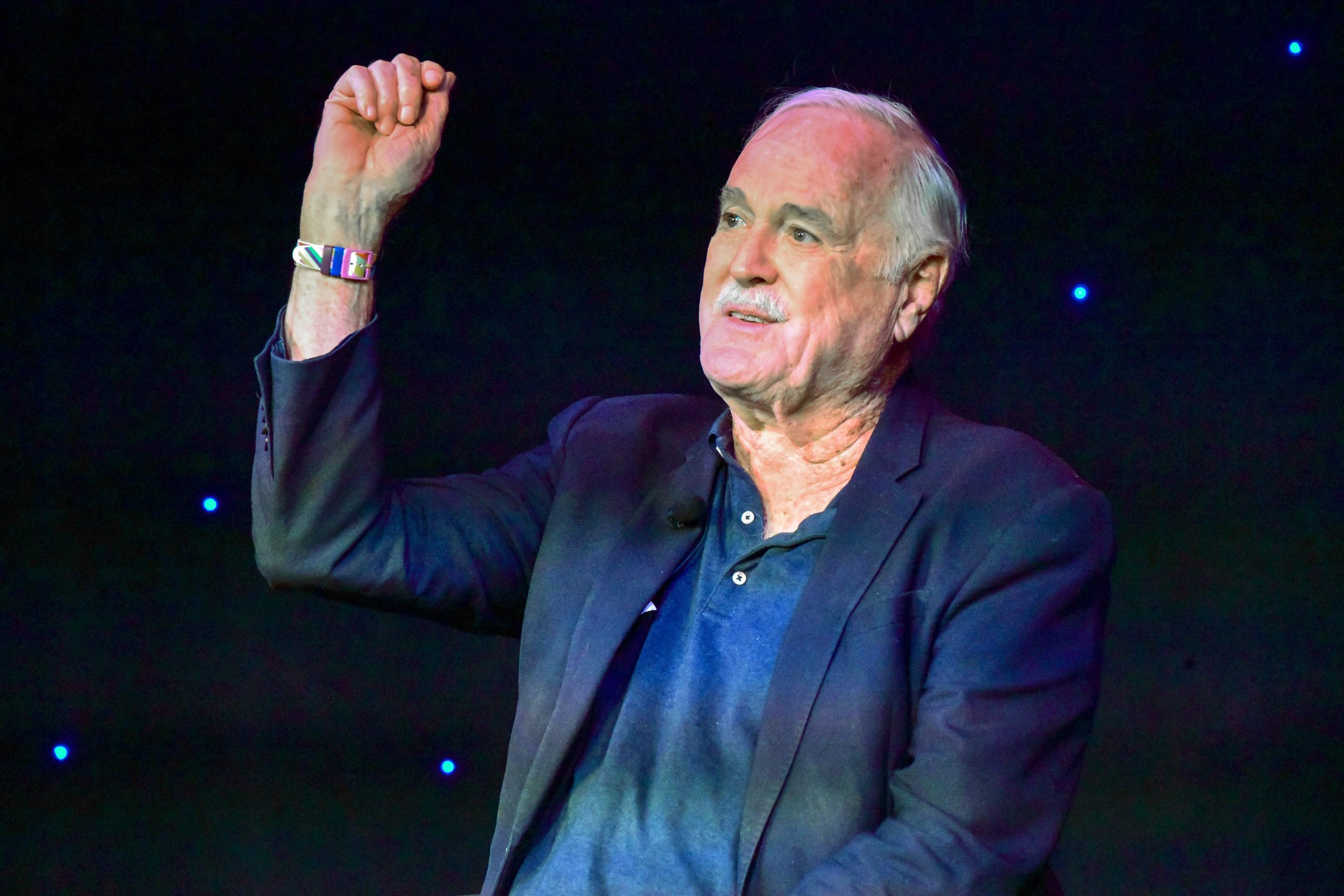 John Cleese segist hafa bókstaflega drepið danskan mann úr hlátri - DV
