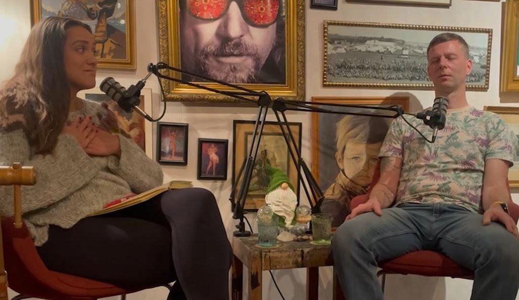 Sara Páls dáleiddi Arnór í beinni og tengdi hann við fyrra líf - DV