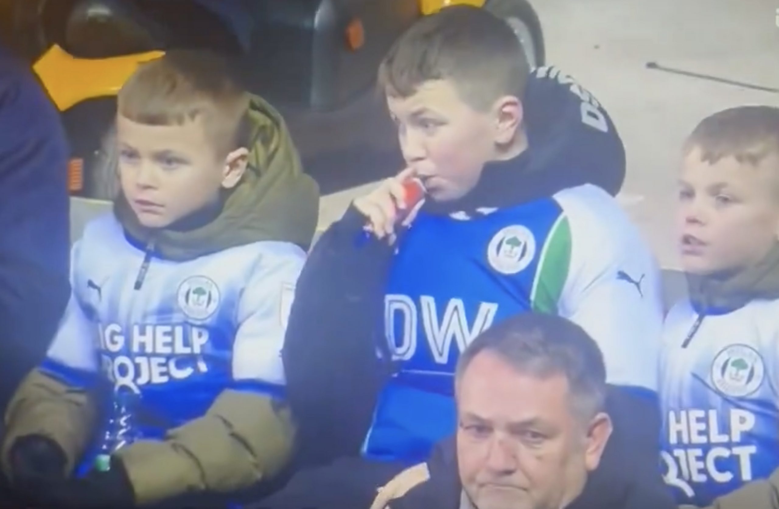 Ungur drengur sást reykja í beinni útsendingu - Netverjar velta aldri hans fyrir sér - DV