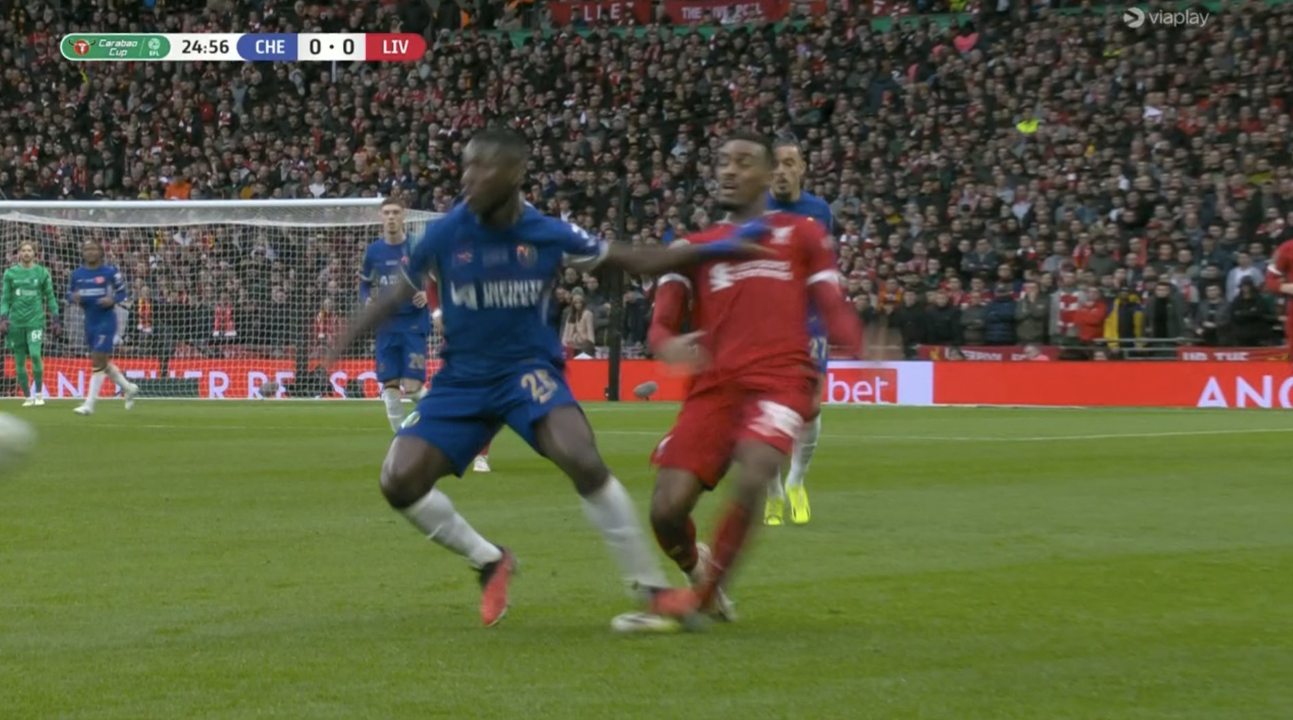 Átti hann að fá rautt spjald í úrslitaleiknum? - Sjáðu groddaralegt ...