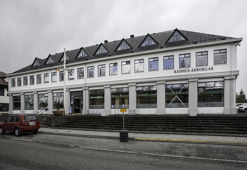 Hrikaleg líkamsárás við Ráðhús Árborgar - Notaði tæplega þriggja kílóa ...