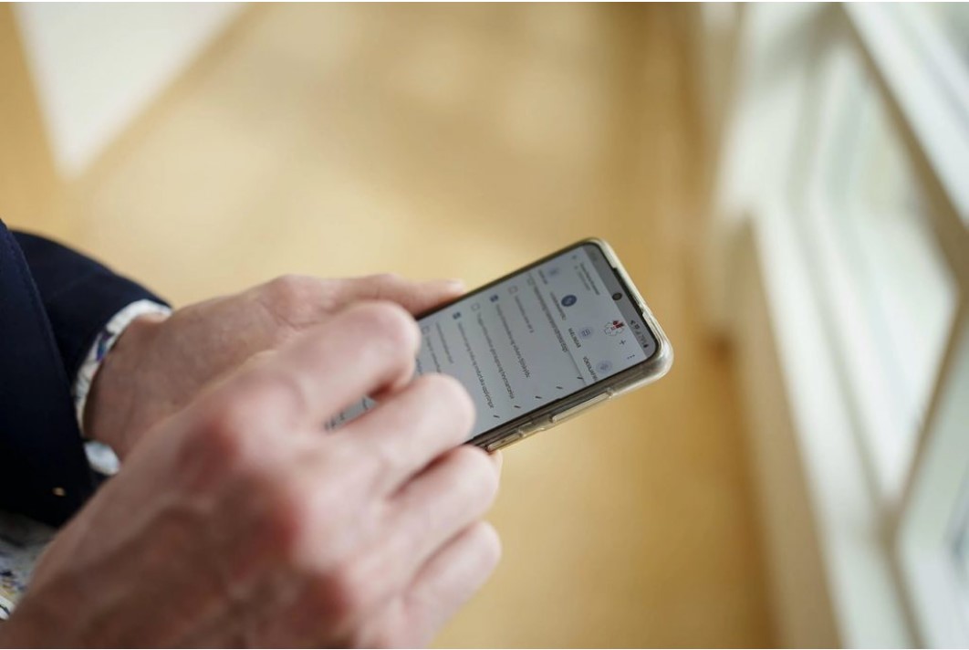 Máttu hringja og bjóða tryggingaráðgjöf þrátt fyrir bannmerki í ...