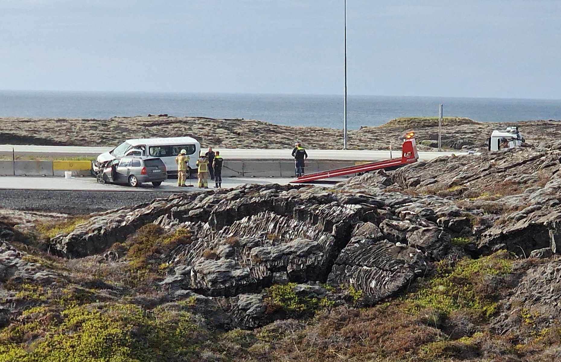 Fjórir á slysadeild eftir árekstur tveggja bíla á Reykjanesbraut - DV