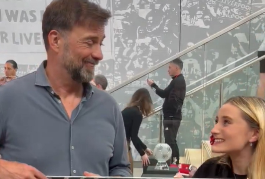 Sjáðu hjartnæmt myndband - Klopp táraðist er unga listakonan afhenti ...