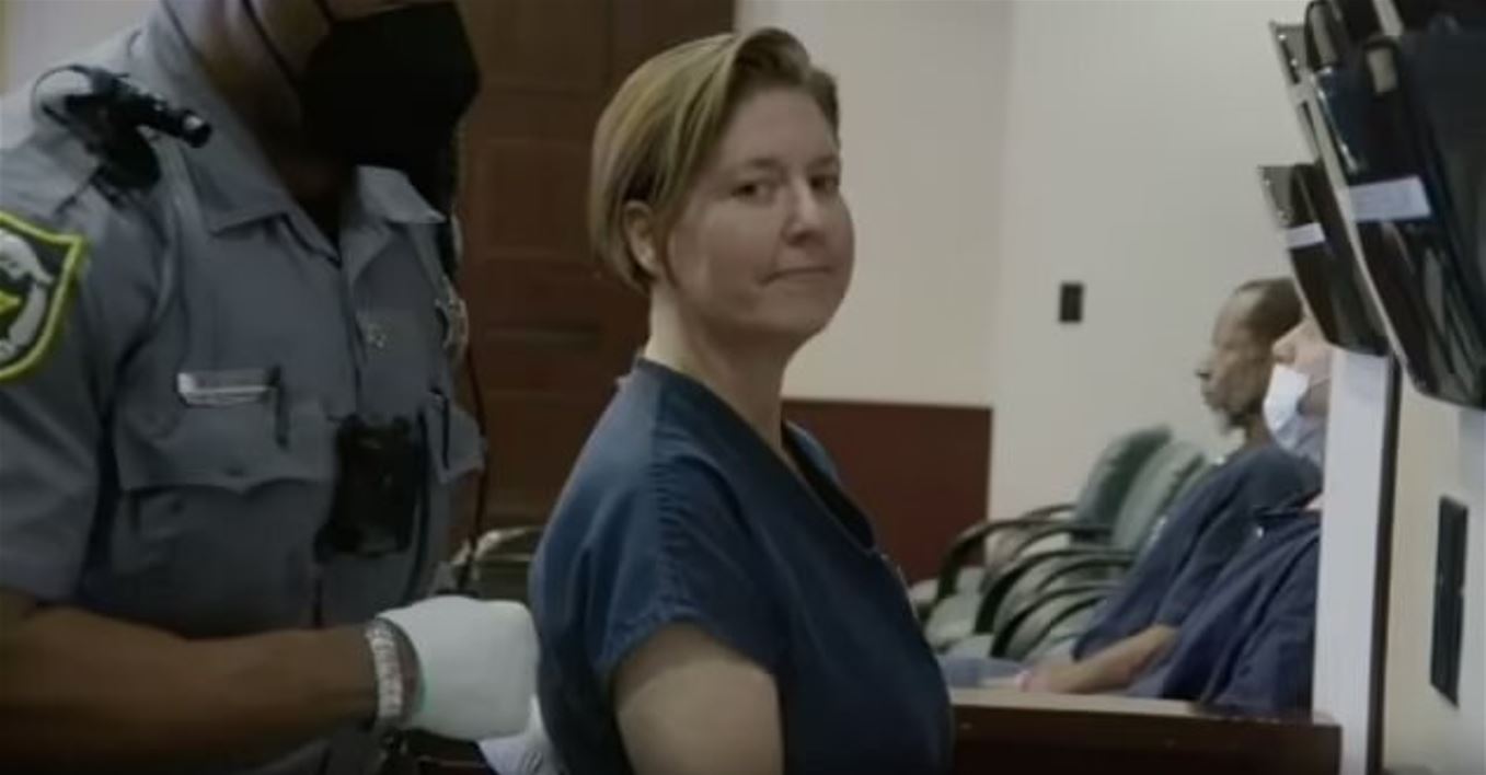 Renndi kærastanum í ferðatösku þar sem hann kafnaði - Búin að stórmóðga ...