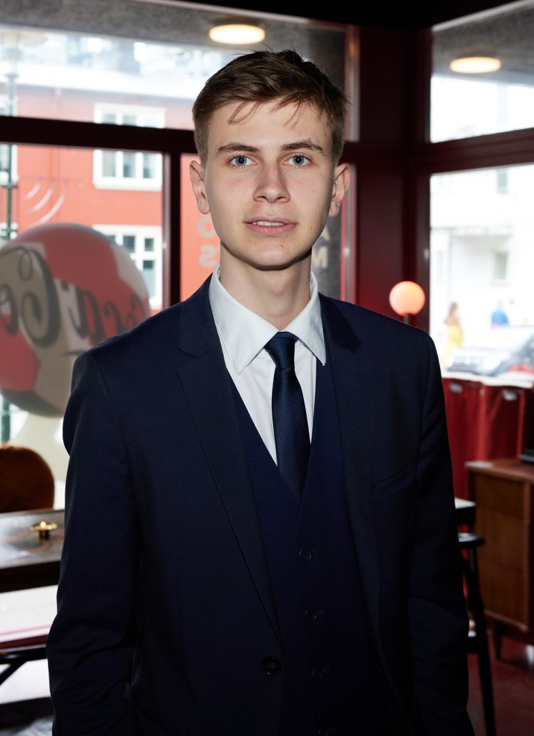 Orri stefnir hátt í kvikmyndaheiminum - „Kvikmyndir fá okkur til að ...