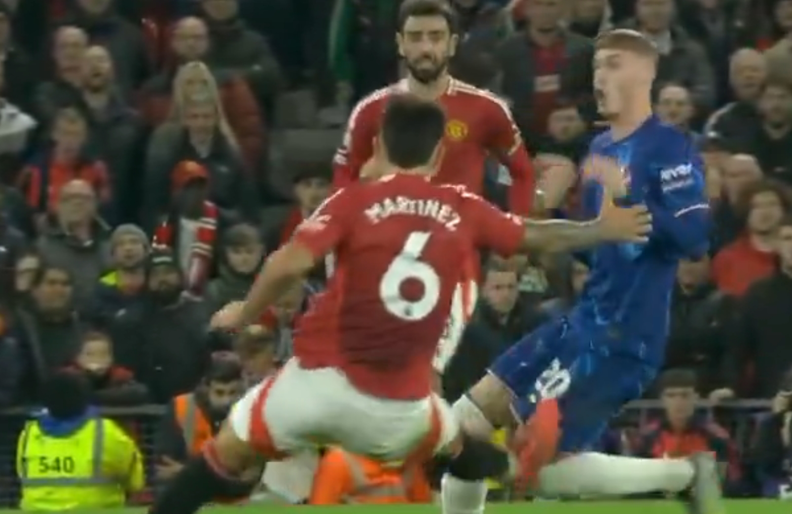 Átti Martinez að fá beint rautt spjald? - Sjáðu brotið - DV