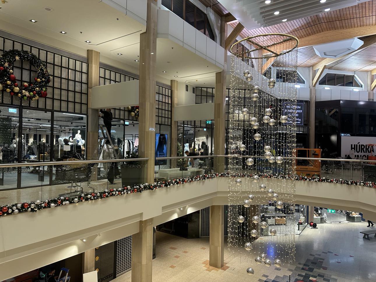 Kringlan komin á fulla ferð á ný - DV