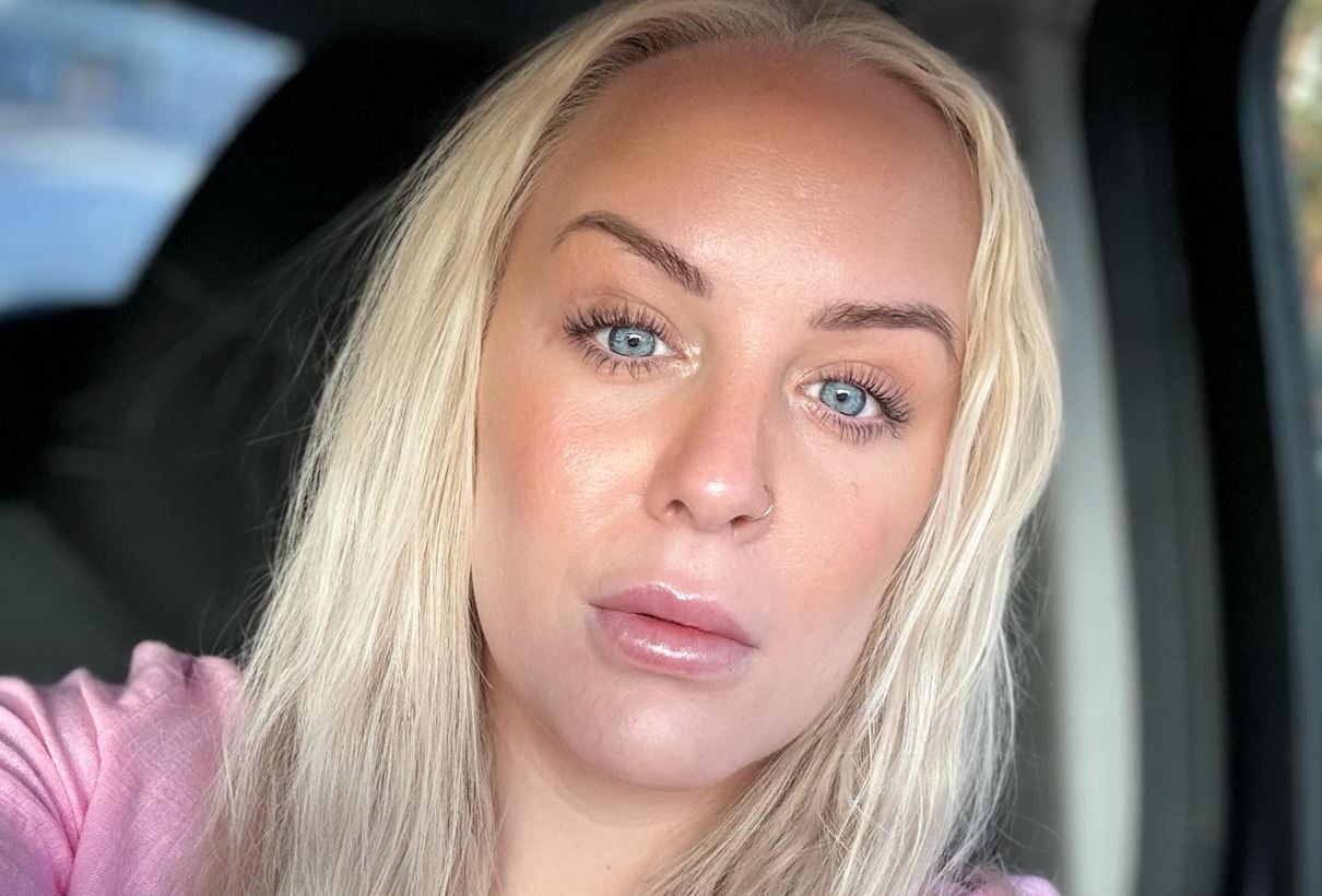 Sara Lind tók eftir því að karlmaður í salnum var að stara á hana ...