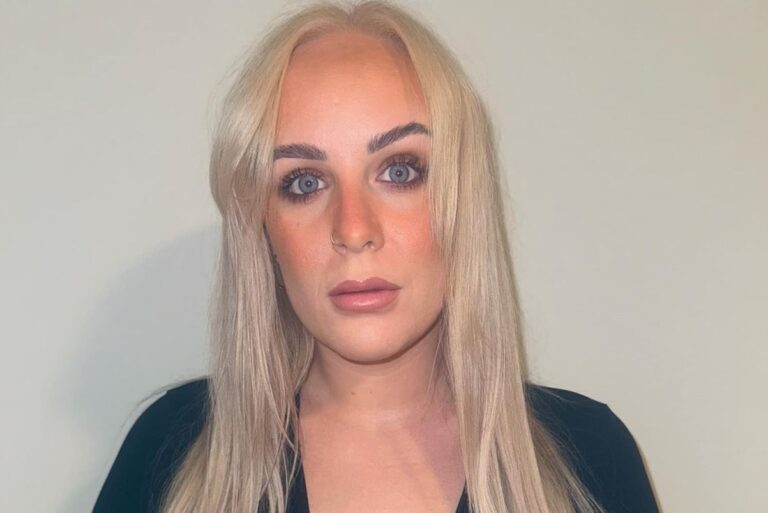 Sara Lind tók eftir því að karlmaður í salnum var að stara á hana ...