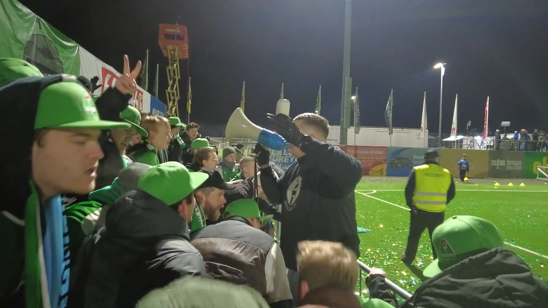 Sjáðu alla stemninguna meðal stuðningsmanna á úrslitaleiknum í Víkinni ...