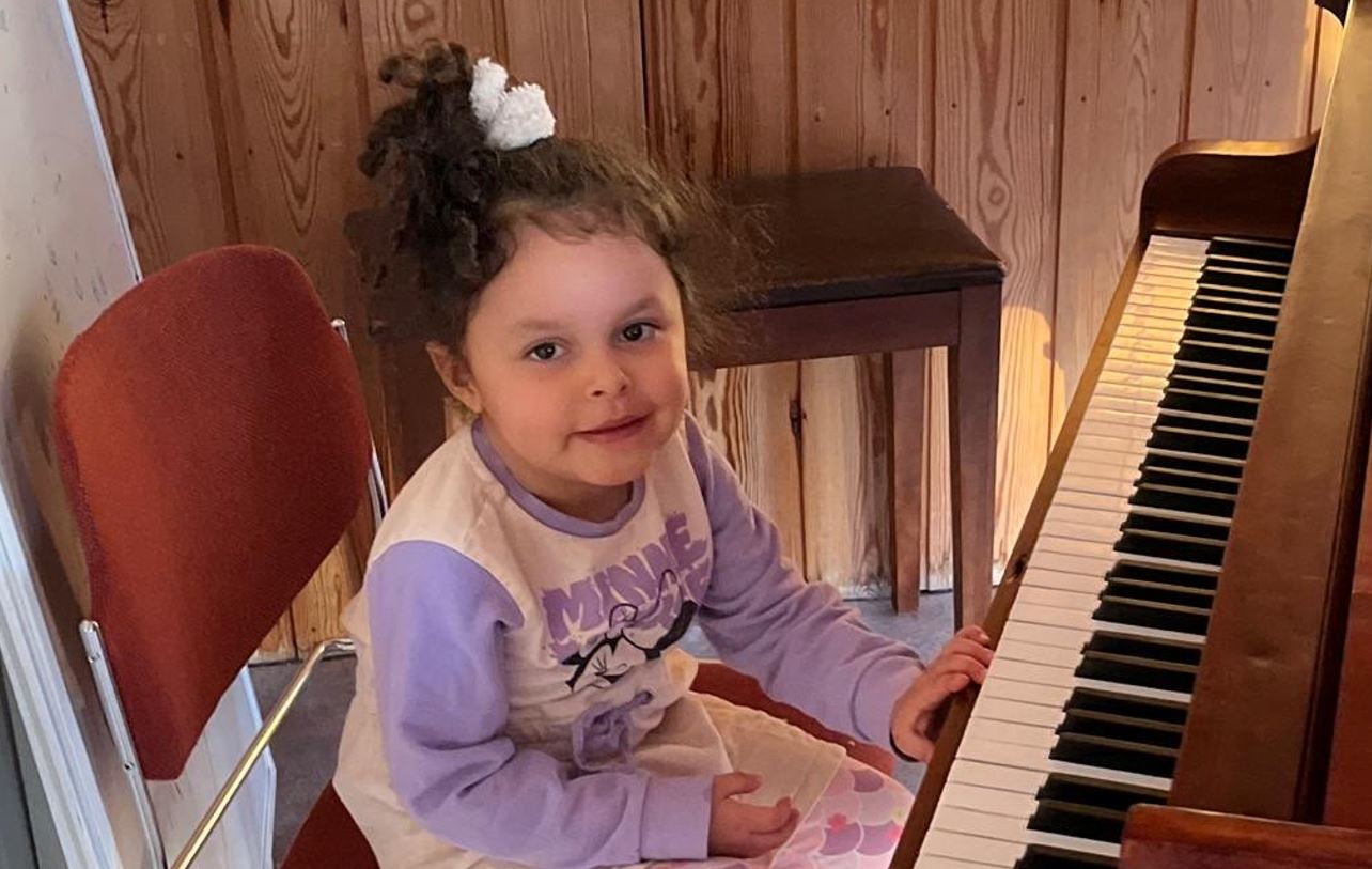 Senda þriggja ára stúlku úr landi rétt fyrir lífsnauðsynlega aðgerð ...